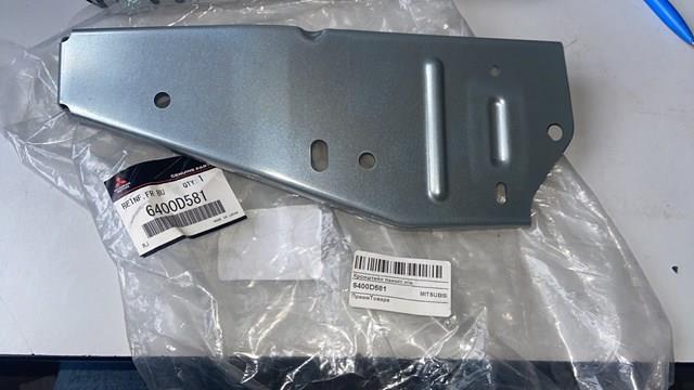 6400D581 Mitsubishi усилитель бампера переднего
