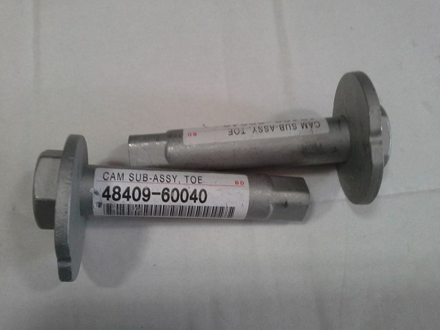 4840960040 Toyota болт крепления переднего рычага, нижнего