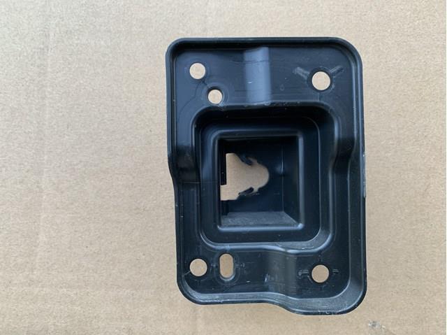 KB8A50151 Mazda Кронштейн решетки радиатора