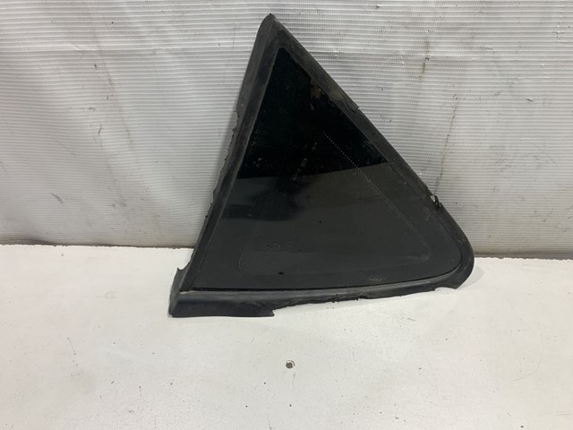 1686700300 Mercedes форточка задняя левая верхняя