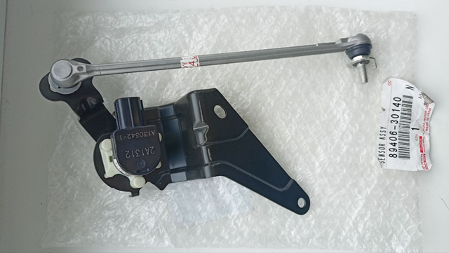 8940630140 Toyota датчик уровня положения кузова передний левый