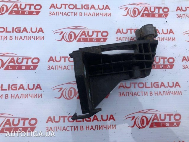 A2055014420 Mercedes mercedes скоба крепления радиатора справа.