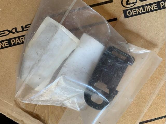 Кронштейн датчика парктроника задний центральный на Toyota Land Cruiser ...