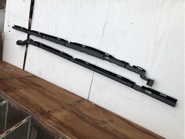 1566980414 Mercedes скоба крепления порога