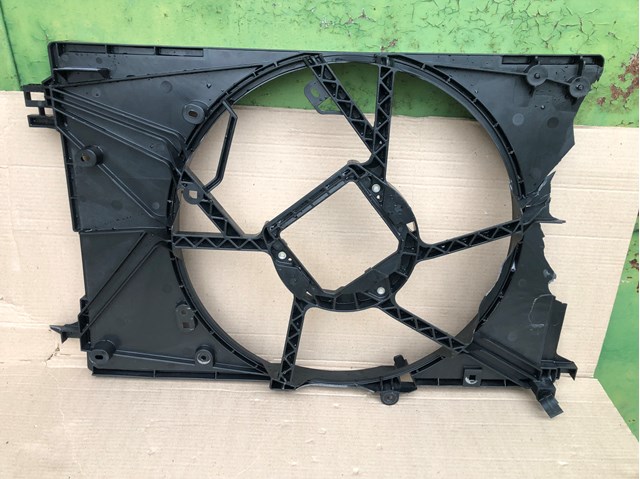 1636025020 Toyota диффузор радиатора охлаждения, в сборе с мотором и