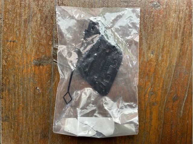 A2138853701 Mercedes крепление крышки буксировочной проушины