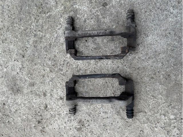 8V0615125 VAG скоба тормозного суппорта переднего