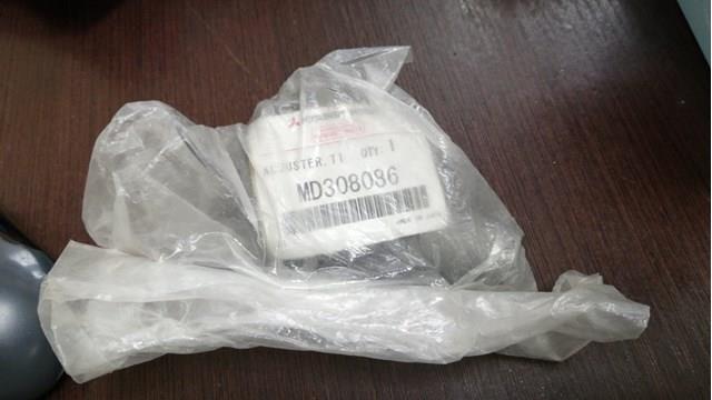 MD308086 Mitsubishi натяжитель ремня грм