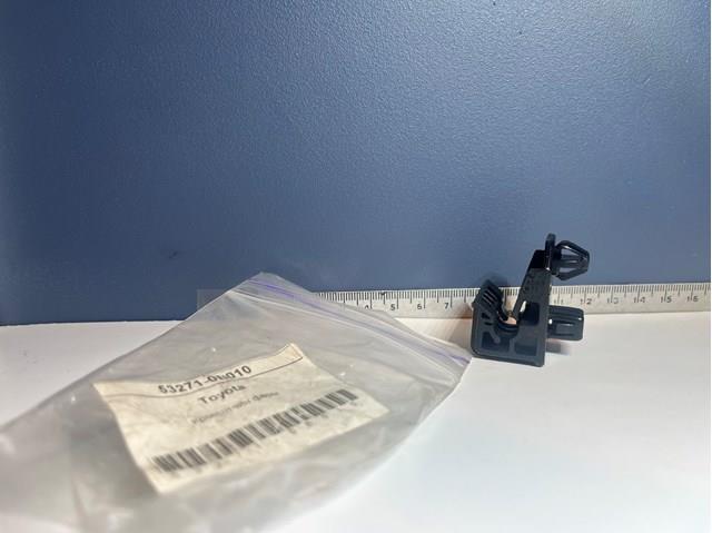 532710B010 Toyota Кронштейн (адаптер) крепления фары передней