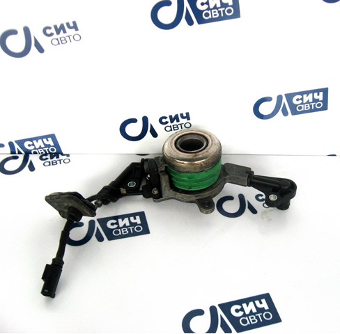 Рабочий цилиндр сцепления в сборе с выжимным подшипником на Mercedes C