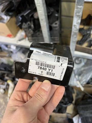 Кронштейн крепления крыла переднего правого передний для Peugeot 208 ...