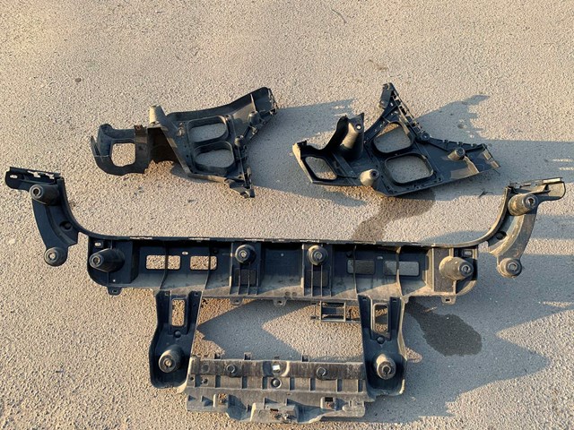 51127176244 BMW кронштейн бампера заднего центральный