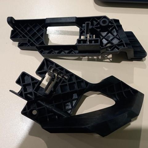 63117395524 BMW кронштейн (адаптер крепления фары передней правой)