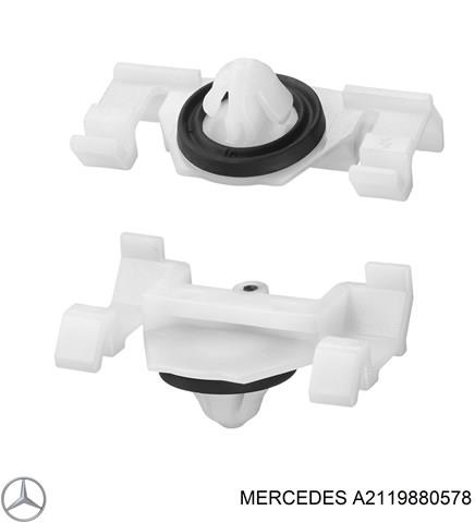 A2119880578 Mercedes пистон (клип крепления накладок порогов)