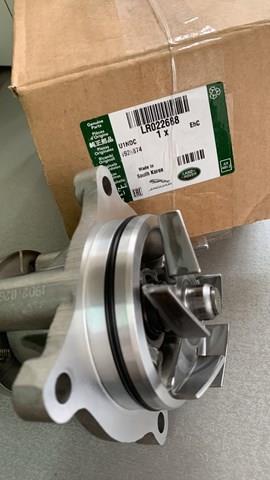 LR022688 Land Rover насос водяной