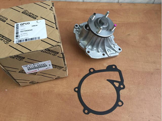 1611069045 Toyota помпа водяная