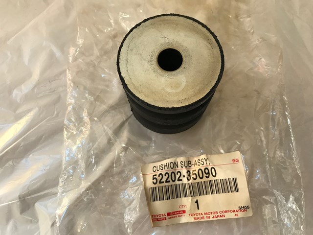 5220235090 Toyota подушка рамы (крепления кузова)