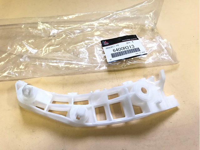 6400H313 Mitsubishi кронштейн бампера переднего внешний левый