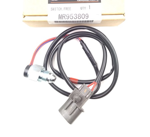 MR953809 Mitsubishi датчик подключения переднего моста