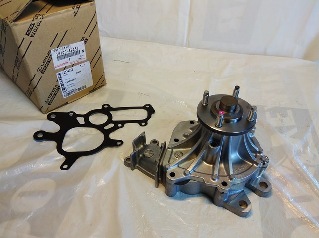 1610069357 Toyota помпа водяная