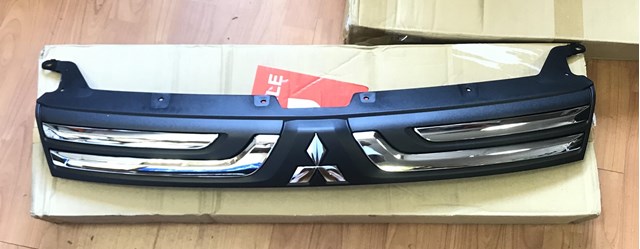 7450A743 Mitsubishi решетка радиатора