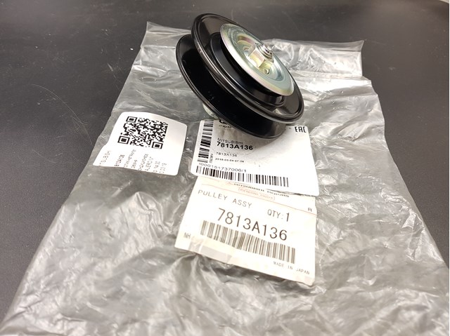 7813A136 Mitsubishi ролик натяжителя приводного ремня