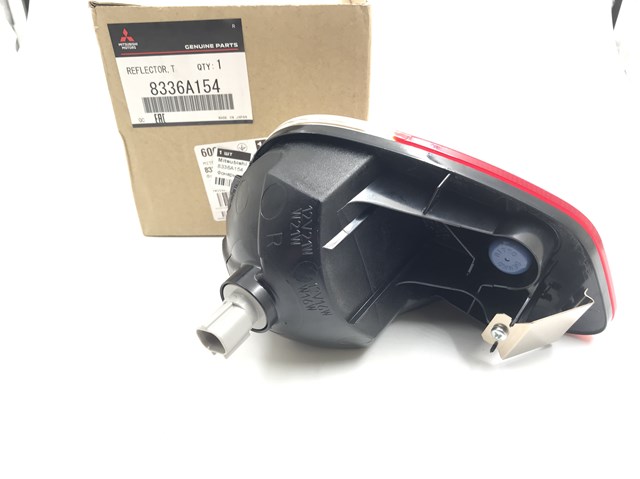 8336A154 Mitsubishi фонарь задний противотуманный