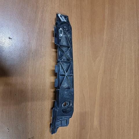 5256253010 Toyota направляющая заднего бампера правая