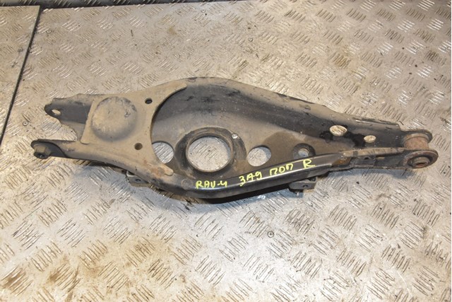 4873042040 Toyota рычаг задней подвески поперечный правый