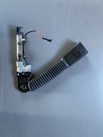 72119115305 BMW рычаг (замок фиксации ремня безопасности передний левый)