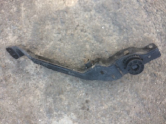 A2048800130 Mercedes направляющая переднего бампера