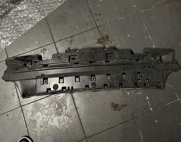 51128064714 BMW кронштейн бампера заднего центральный