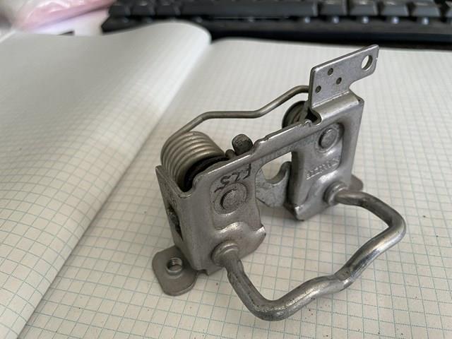 51237210731 BMW замок капота