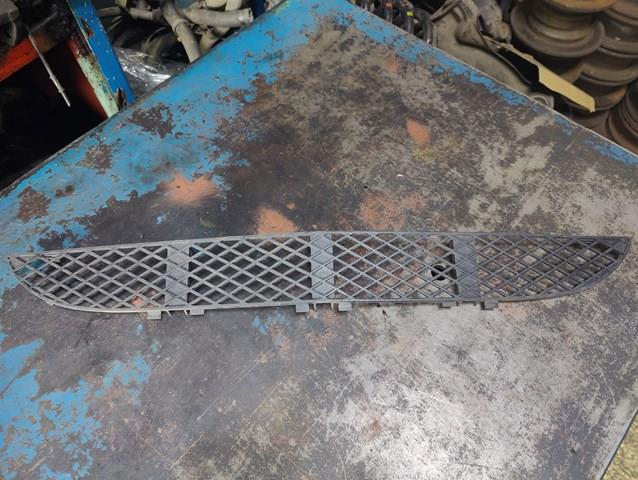 2108850053 Mercedes решетка бампера переднего центральная