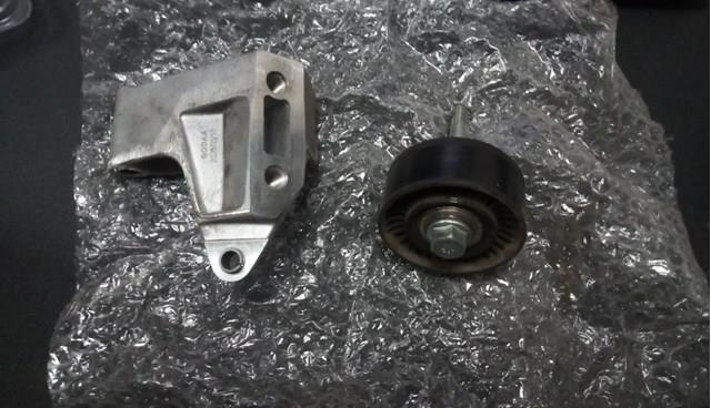 LR025823 Land Rover ролик ремня грм паразитный