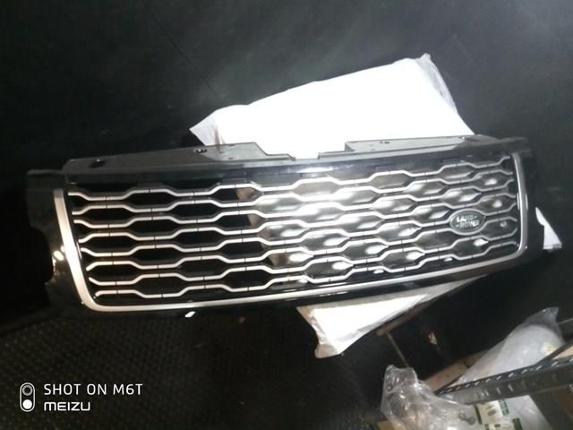 LR098080 Land Rover решетка радиатора