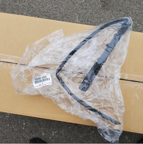 5339533030 Toyota резинка уплотнительная капота