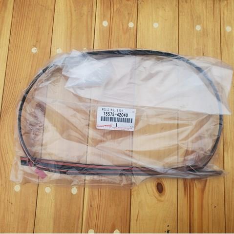 7557542040 Toyota молдинг (зад-ниж скла)