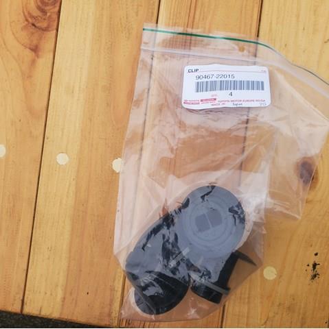 9046722015 Toyota пистон (клип крепления накладок порогов)