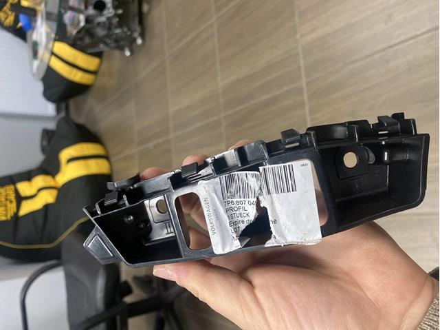 7P6807049 VAG направляющая переднего бампера левая