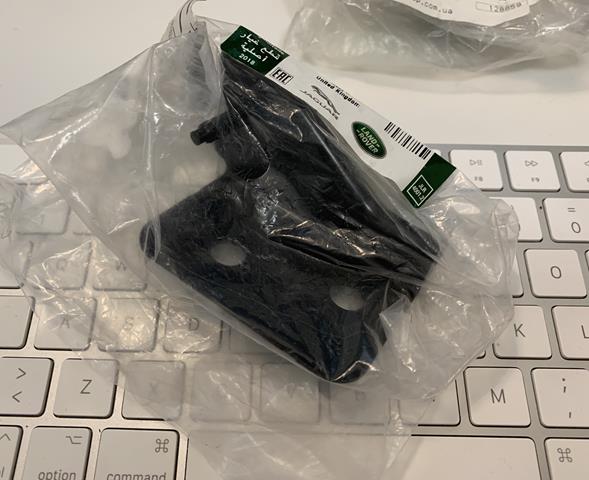 T4N3268 Jaguar кронштейн rh