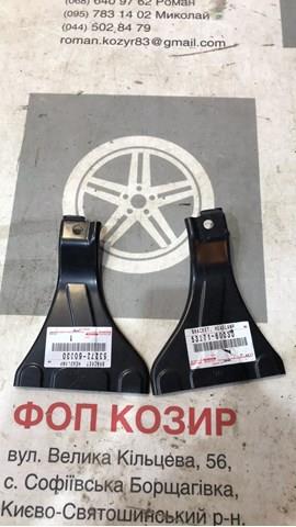 5327260030 Toyota кронштейн (адаптер крепления фары передней левой)