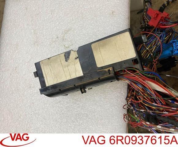 000937615 VAG блок предохранителей подторпедный
