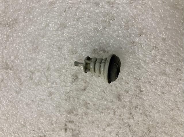 1K0823591B VAG захисна втулка замка капота