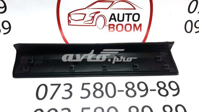 KB7W51RD0D Mazda полоска пластикова