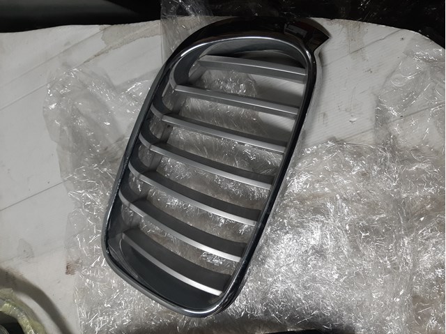 51117210726 BMW решетка радиатора правая