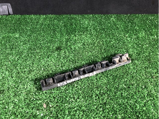 51777184776 BMW кронштейн накладки порога r f10