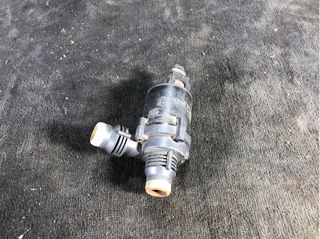 64216917700 BMW помпа водяная (насос охлаждения, дополнительный