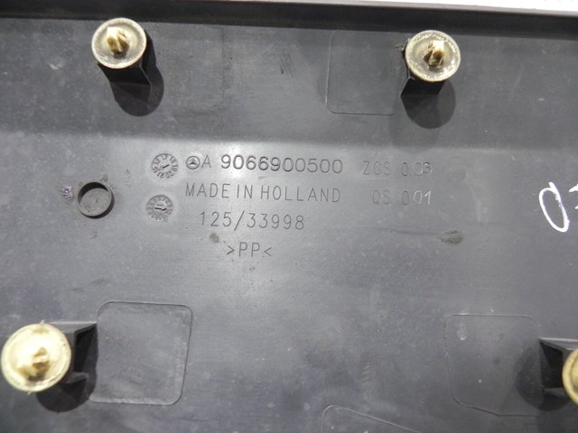 9066900500 Mercedes молдинг двери передней правой нижний