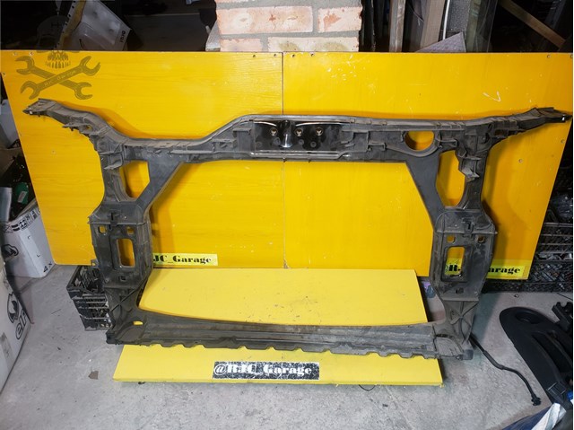 8R0805594D VAG кронштейн для радиатора